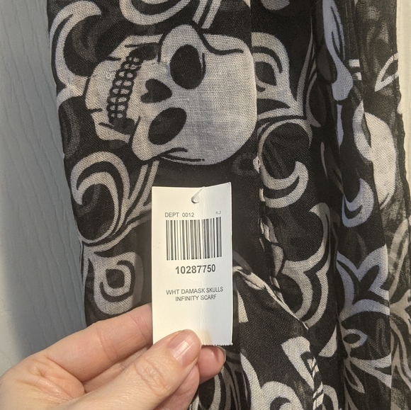 Hot Topic | Accessories | Nwt Hot Topic Black And White Skull Infinity ...